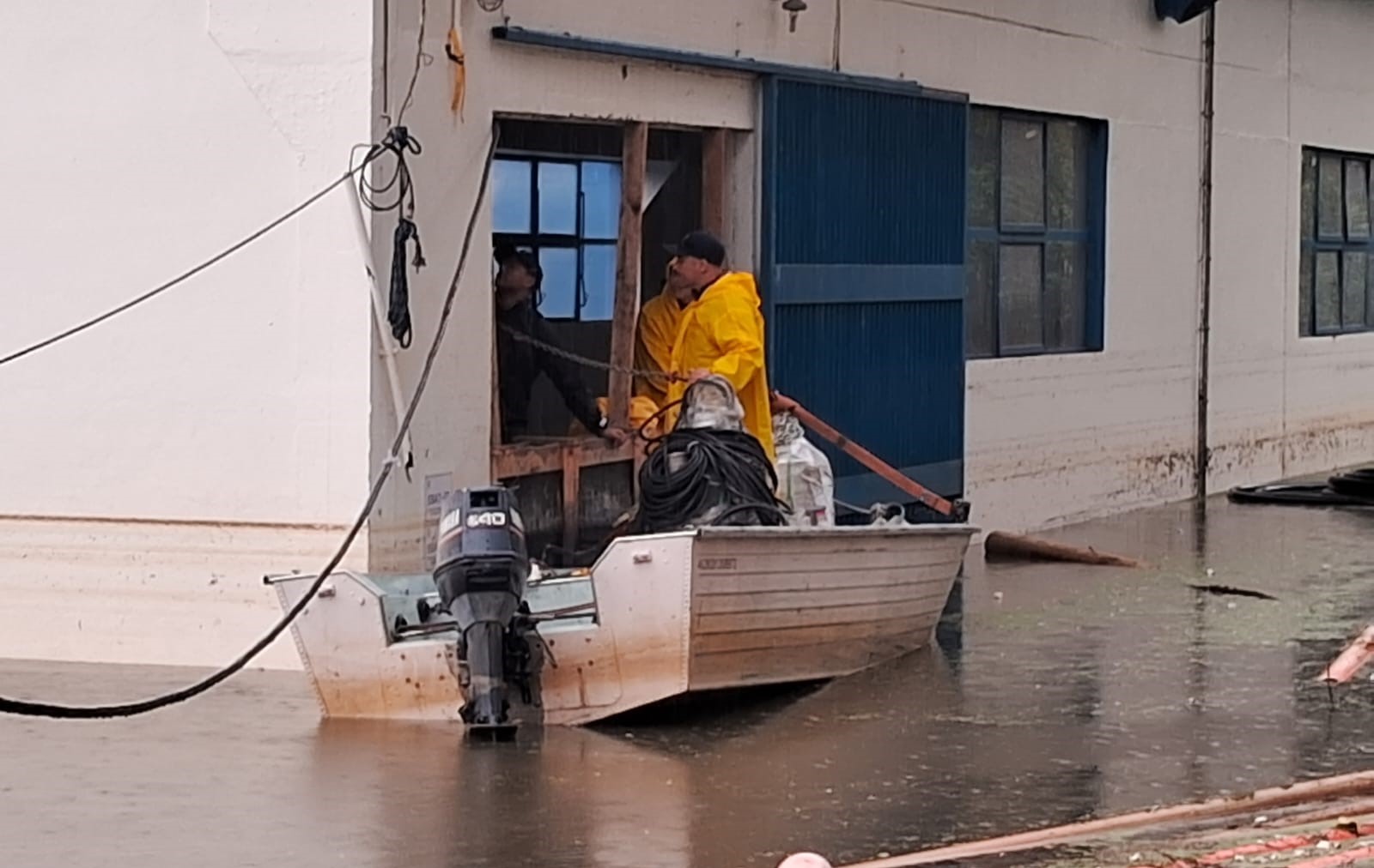 CANOAS | Mais de 50 técnicos da Corsan atuam para reativar estação de ...